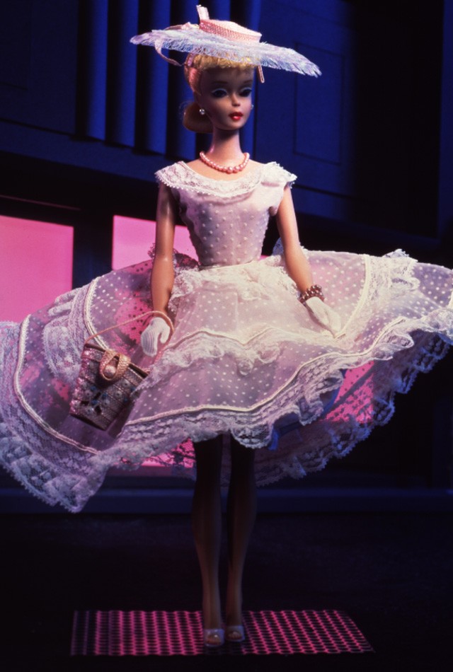 Porcelain Treasures Barbie Collection | Una vitrina llena de tesoros ...