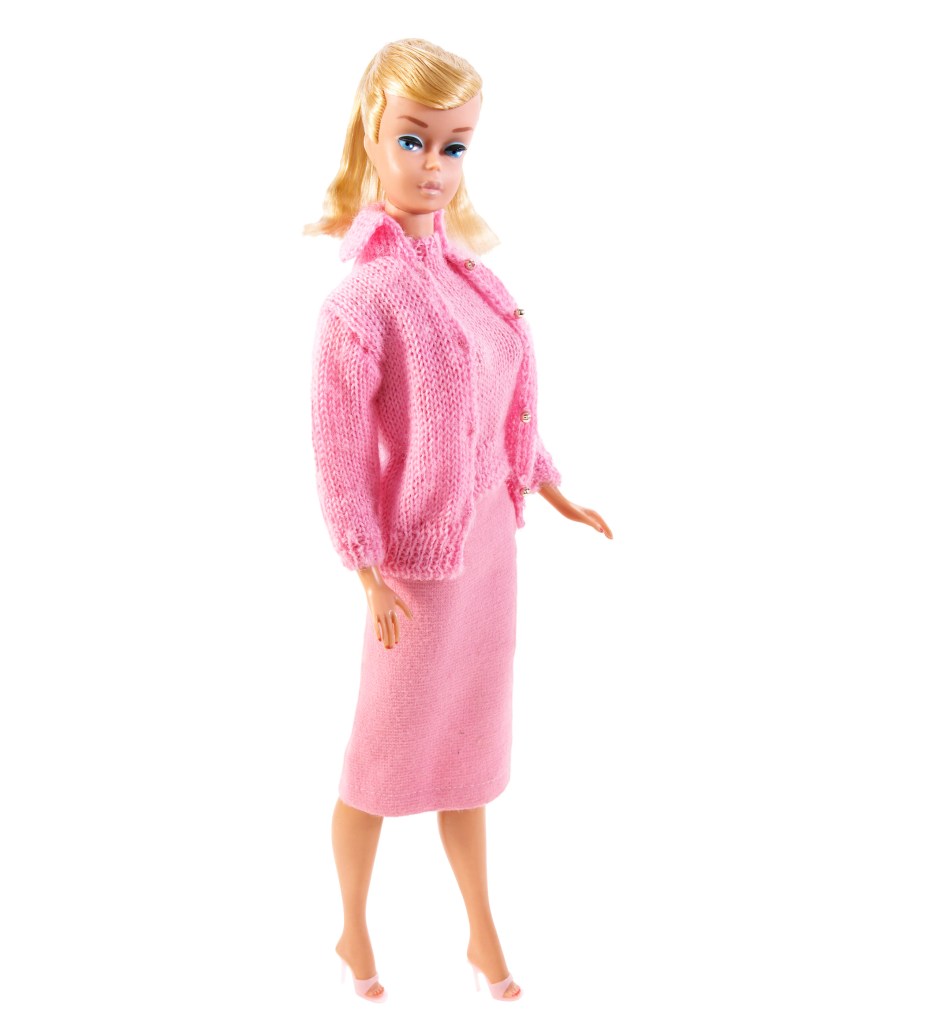 Barbie & amigos: ¡Vivan los 60! | Una vitrina llena de tesoros (Barbie ...