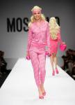 Barbie es homenajeada en Milán por MOSCHINO | Una vitrina llena de ...