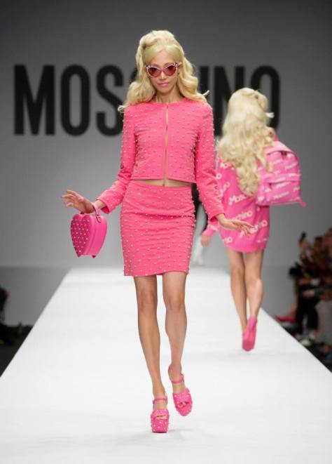 Barbie es homenajeada en Milán por MOSCHINO | Una vitrina llena de ...